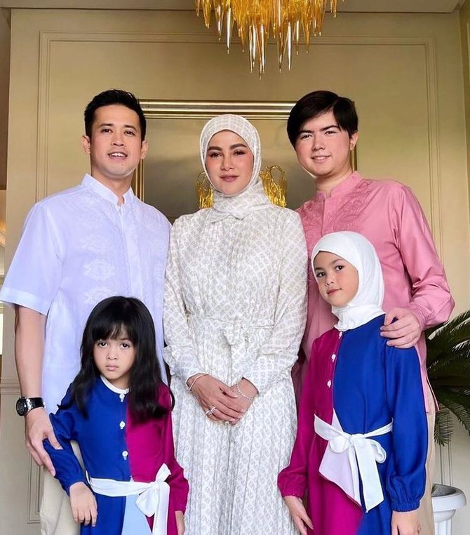 Tetap Akur, Intip Momen Aufar dan Olla Ramlan saat Rayakan Iduladha ... Tetap Akur, Intip Momen Aufar dan Olla Ramlan saat Rayakan Iduladha ...