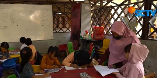 Inspiratif, Dokter di Bekasi Dirikan Sekolah untuk Anak Pemulung agar Betah Belajar | merdeka.com