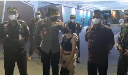 Momen Jeje Viral di Citayam Fashion Week Dirangkul Polwan Cantik AKBP ...