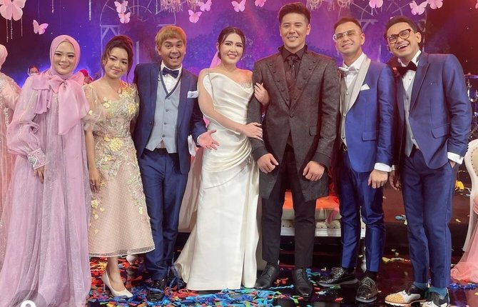 5 Potret Gaya Artis yang Hadiri Resepsi Pernikahan Via Vallen, Curi Perhatian | merdeka.com