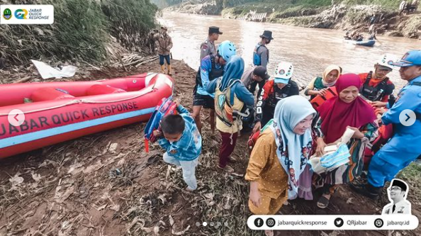 Jembatan Putus, Begini Perjuangan Siswa di Garut Seberangi Sungai Pakai Perahu | merdeka.com