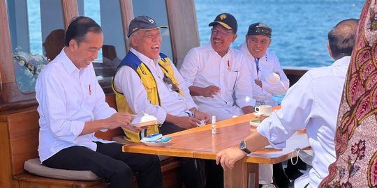 Momen Canda Tawa Jokowi dan Menteri di Atas Kapal Pinisi Labuan Bajo | merdeka.com