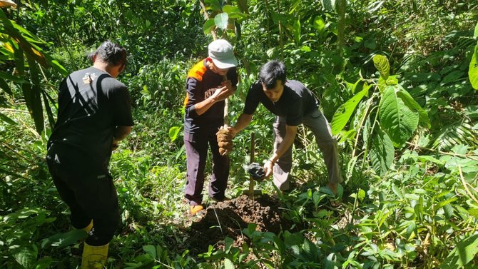 Terima Kalpataru, Ini Kisah Isa Ansori Selamatkan 78 Titik Mata Air ...