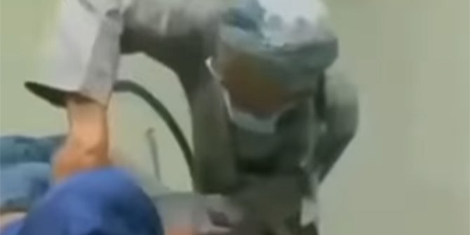 Video Viral Ketahuan Mencuri Kotak Amal Masjid Pria Ini Dimandikan