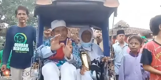 Tukang Becak Pulang Haji Disambut Meriah di Majalengka, Diiringi Tabuhan Rebana Warga | merdeka.com