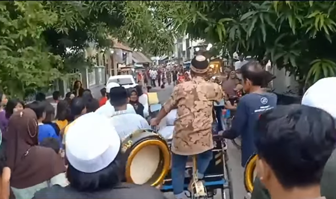 Tukang Becak Pulang Haji Disambut Meriah di Majalengka, Diiringi Tabuhan Rebana Warga | merdeka.com