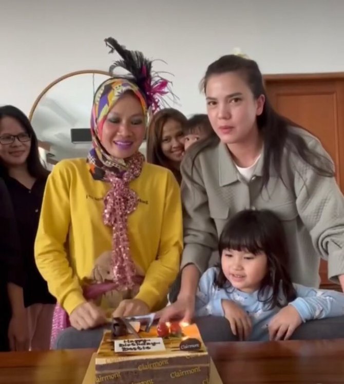 Bak Keluarga, Intip Potret Kekompakan Alice Norin dengan Para ART ...