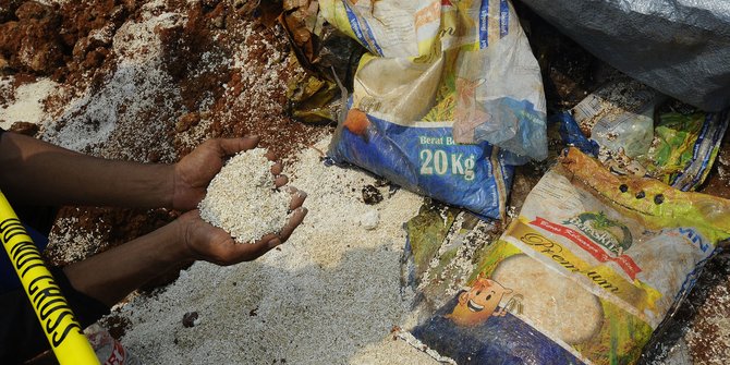 Polda Metro Cek Kuburan Bansos di Depok: Bukan Ditimbun Tapi Ditanam ... Polda Metro Cek Kuburan Bansos di Depok: Bukan Ditimbun Tapi Ditanam ...