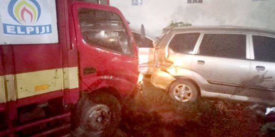 Truk Tabrak Lima Kendaraan di Bogor, Dua Pemotor Tewas | merdeka.com