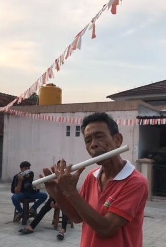 Bikin Takjub, Aksi Pria Berbakat Main Suling dari Pipa Ini Sukses Curi ...