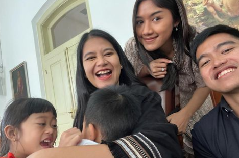 Tulisan One Step Closer Kahiyang Bikin 'Ribut', Kaesang & Erina ...