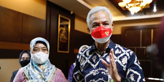 Bangkitkan Ekonomi Kreatif, Ganjar Ajak Warga Jateng Gunakan Batik ...