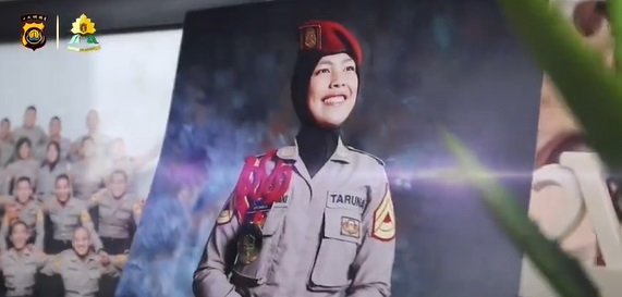 Kisah Hebat Polwan jadi Ibu Sekaligus Ayah bagi Dua Anak, Putri Pertama Taruni Akpol | merdeka.com