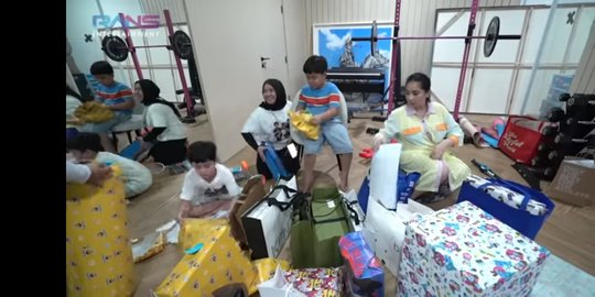 Mbak Lala Beri 7 Kado ke Rafathar, Ini Reaksi Nagita Slavina | merdeka.com