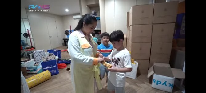 Mbak Lala Beri 7 Kado ke Rafathar, Ini Reaksi Nagita Slavina | merdeka.com