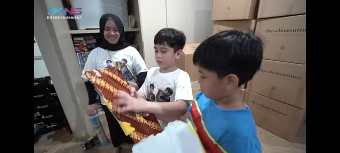 Mbak Lala Beri 7 Kado ke Rafathar, Ini Reaksi Nagita Slavina | merdeka.com