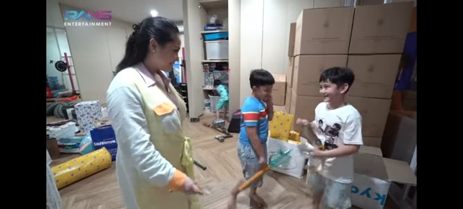 Mbak Lala Beri 7 Kado ke Rafathar, Ini Reaksi Nagita Slavina | merdeka.com