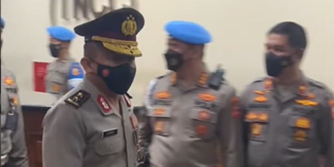 Detik-detik Ferdy Sambo Masuk Ruang Sidang Jalani Sidang Etik, Begini Gayanya | merdeka.com