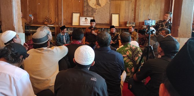 Ratusan Warga dari Jatim-DIY 'Geruduk' Rumah Anies Dini Hari, Ada Apa? | merdeka.com