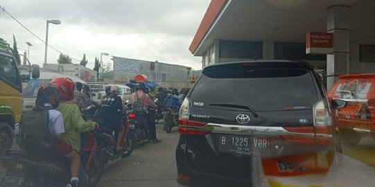 Warga Papua Sudah Susah Jelang Kenaikan Harga Pertalite, Antrean di SPBU Capai 1 Km | merdeka.com
