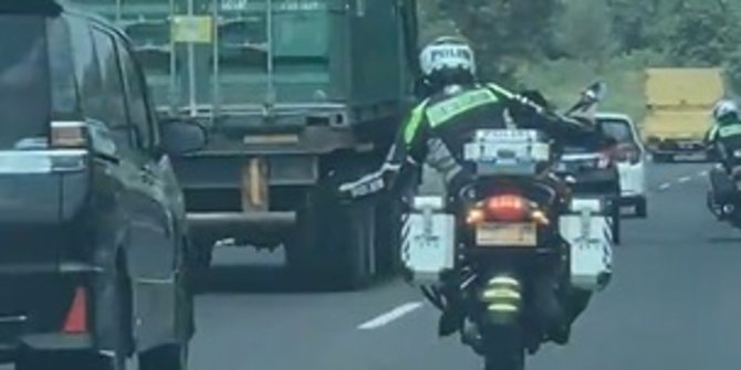 Aksi Patwal Polisi di Jalan ini Jadi Sorotan, Sopan Santunnya Curi Perhatian | merdeka.com