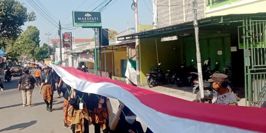 Peringati HUT RI, Mahasiswa UIN Solo Bentangkan Bendera Merah Putih 1. ...