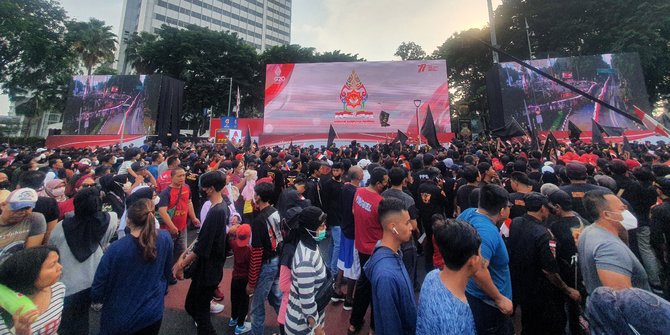 Kirab Merah Putih Dimulai, Warga Antusias Padati Bundaran HI | merdeka.com