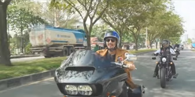4 Potret Kece Arya Saloka Naik Motor, Gayanya jadi Sorotan | merdeka.com