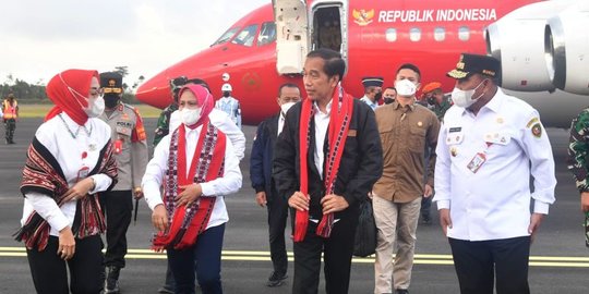 Teriakan Antusias Warga Sambut Kedatangan Jokowi di Kepulauan Tanimbar ... Teriakan Antusias Warga Sambut Kedatangan Jokowi di Kepulauan Tanimbar ...