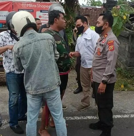 Pria Ini Ngamuk di Jalan Bawa Sajam Pemotor Ditusuk, di Kantor Polisi Malah Joget | merdeka.com