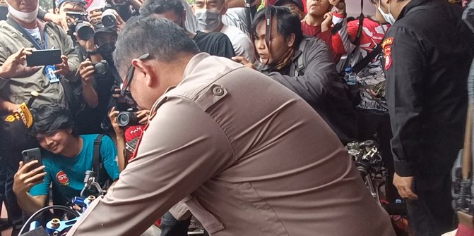 Gaya Kapolda Metro Geber Motor Drag di Acara Street Race Kemayoran | merdeka.com