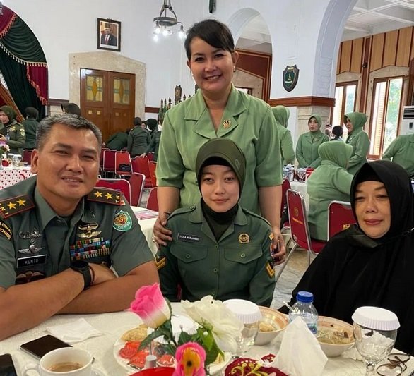 Mayjen Kunto Arief Hadiahi Sertu Rizka Nurjanah & Ibu Umroh, Bikin ...