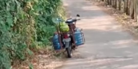 Kencang Kendarai Motor di Jalan Berlubang, Dagangan Penjual Galon ...