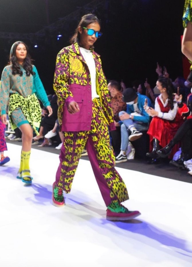 Gaya Bonge 'Citayam' Tampil di Fashion Runway Curi Perhatian, Ini Potretnya | merdeka.com