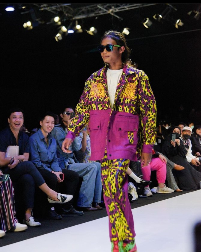 Gaya Bonge 'Citayam' Tampil di Fashion Runway Curi Perhatian, Ini Potretnya | merdeka.com