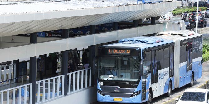 Transjakarta Tunda Penutupan Halte Ragunan | merdeka.com