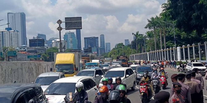 Massa Demo Tolak Harga BBM Naik Padati Depan DPR, Kendaraan Mulai Tersendat | merdeka.com