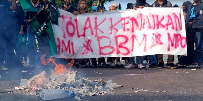 Gelar Aksi Tolak Kenaikan Harga Bbm Mahasiswa Bakar Sampah Sisa Demo