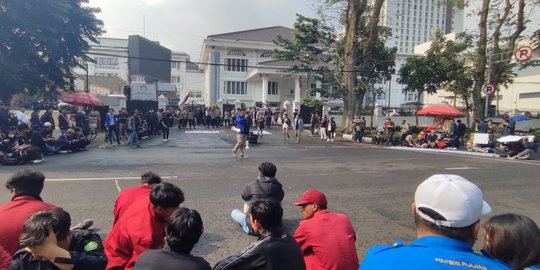 Demo Tolak BBM Naik, Mahasiswa Bandung Lontarkan Lima Tuntutan sambil Bakar Ban | merdeka.com