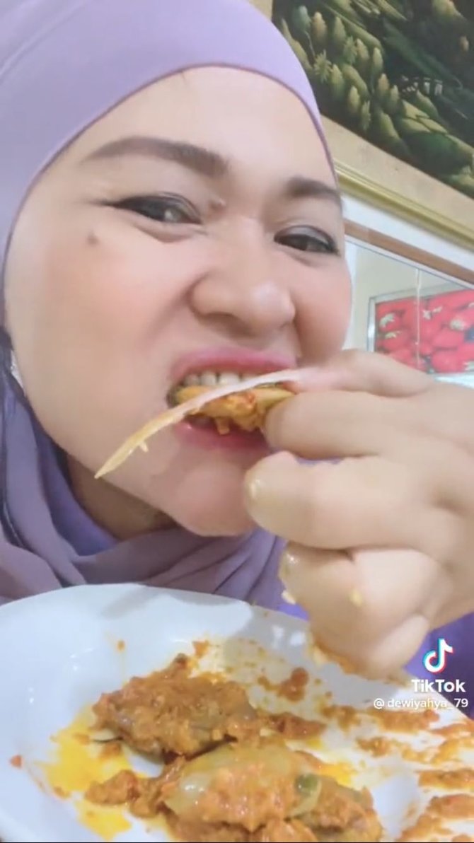 Viral Wanita Makan Nasi Padang dengan Kuku Super Panjang, Bikin Warganet Ngeri | merdeka.com