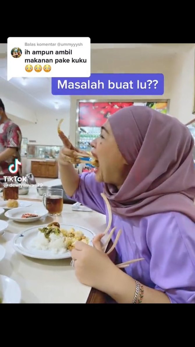 Viral Wanita Makan Nasi Padang dengan Kuku Super Panjang, Bikin Warganet Ngeri | merdeka.com