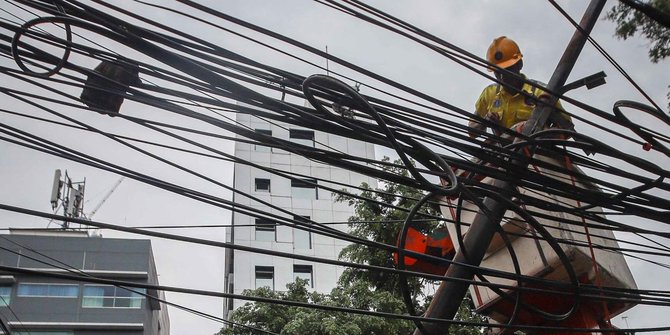 Melihat Langsung Proses Merapikan Kabel Semrawut di Mampang | merdeka.com