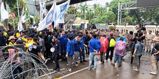 Demo Tolak Kenaikan Harga BBM, Mahasiswa Terobos Kawat Berduri | merdeka.com