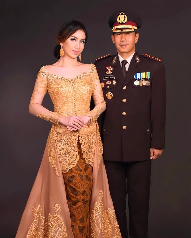 Potret Mesra Heni Tania Dengan Pak Kombes, Bak Kapten Ri & Yoon Seri di Drakor | merdeka.com