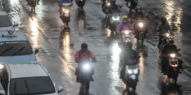 Hujan Lebat di Jumat Malam, Jakarta Dikepung Banjir dan Macet | merdeka.com