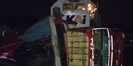 Tertabrak Kereta Kahuripan, Truk Pupuk Tersangkut di Kolong Lokomotif ... Tertabrak Kereta Kahuripan, Truk Pupuk Tersangkut di Kolong Lokomotif ...