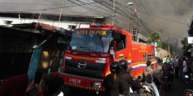 Proses Pendinginan Kebakaran Gudang JNE Depok Butuh Waktu Dua Hari | merdeka.com
