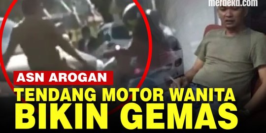 VIDEO: ASN Pria Arogan Tendang Motor Wanita, Korban Sampai Jatuh Tersungkur | merdeka.com
