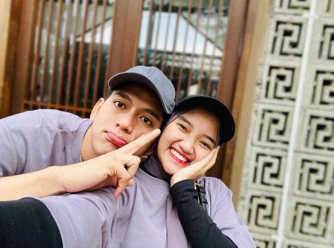 Berawal Cinlok di Sinetron 'Panggilan', Ini Potret Mesra Ilyas Bachtiar & Nabila LIDA | merdeka.com