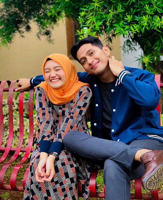 Berawal Cinlok di Sinetron 'Panggilan', Ini Potret Mesra Ilyas Bachtiar & Nabila LIDA | merdeka.com